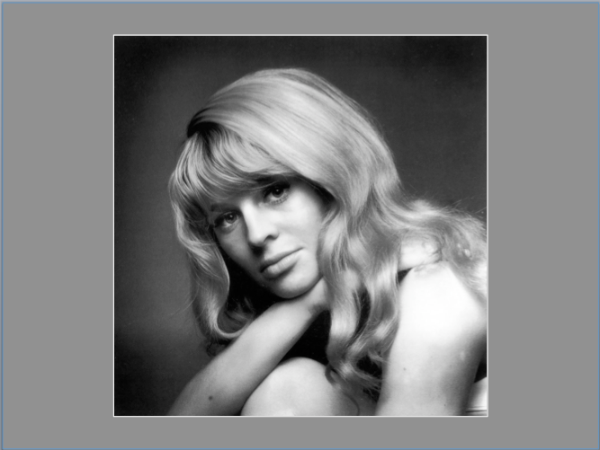 [LIBERA E CONTESTATRICE, CON STILE]